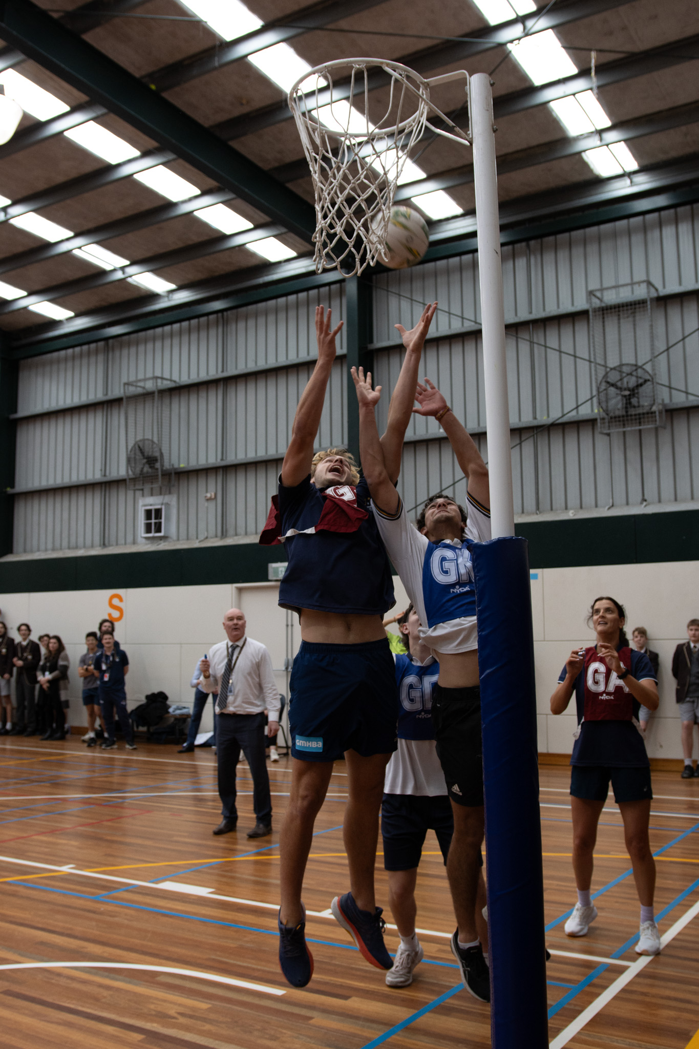 Teachers win by 1 goal! Staff v Students Netball - Whitefriars College